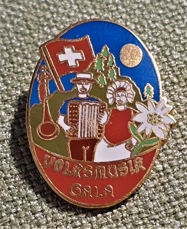 N534 - Pin Volksmusik GALA Alphorn Handorgel Edelweiss (Gebraucht) in Reinach BL für CHF 2 – mit ...