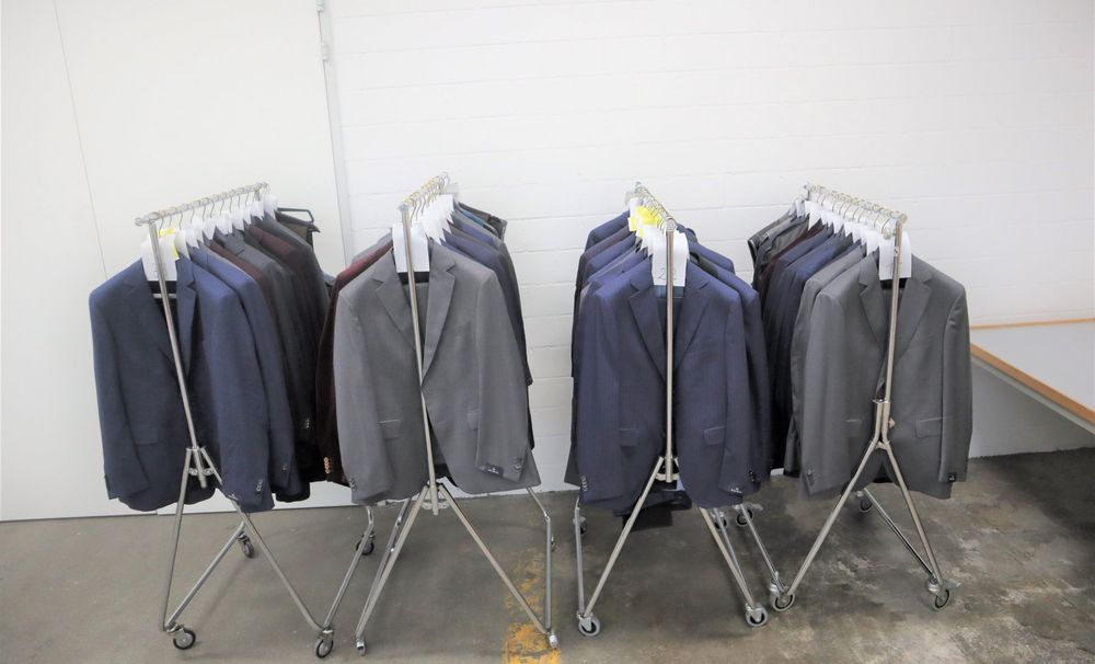 1 Partie Anzüge + Sakkos Herren | Kaufen auf Ricardo 1 Partie Anzüge + Sakkos Herren | Kaufen auf Ricardo