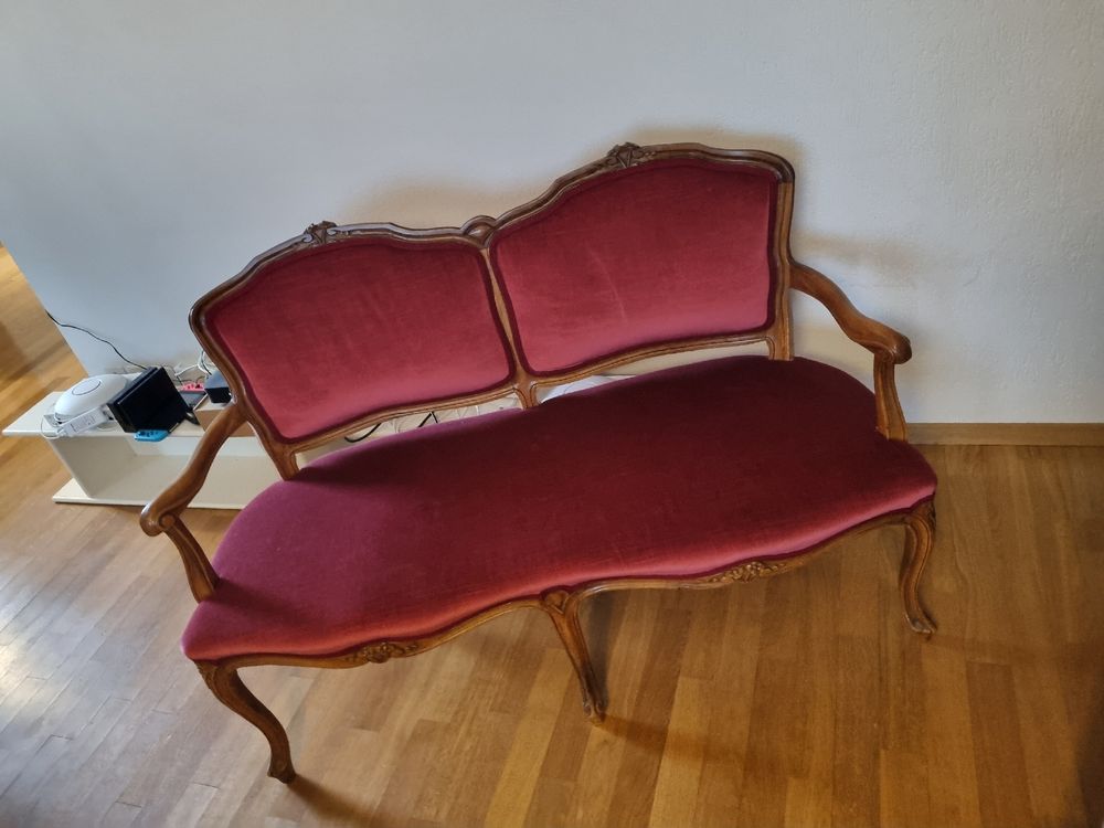 Antikes Zweisitzer Sofa, bordeauxrot, guter Zustand (Gebraucht) in Wiesendangen für CHF 53 – nur ...
