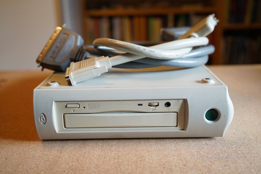 SCSI-CD-Laufwerk mit Kabeln (Gebraucht) in Effretikon für CHF 36 – mit ...