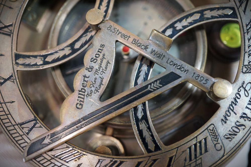 MARINE SONNENUHR KOMPASS in HOLZTRUHE GILBERT SONS | Kaufen auf Ricardo