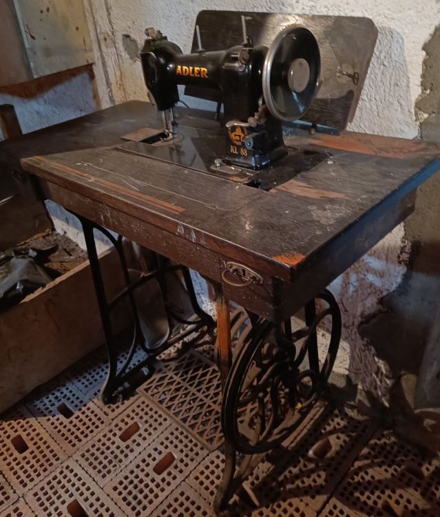 Antike Nähmaschine Adler KL. 88 mit Fussantrieb (Gebraucht) in Thun für CHF 80 – nur Abholung ...