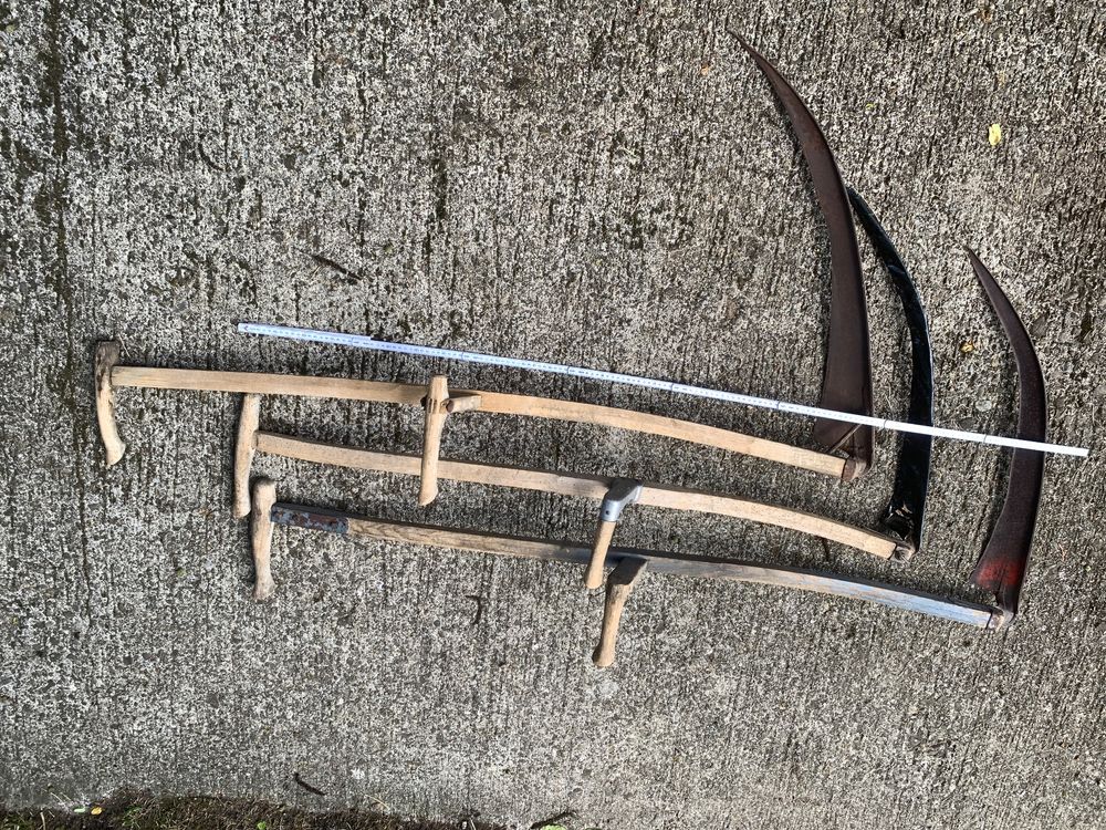 Sensen (Holz) zum Teil für Deko oder Theaterutensilien (Gebraucht) in ...