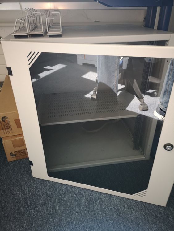 1x kleiner Netzwerk Schrank Server Rack ohne Geräte (Gebraucht) in ...