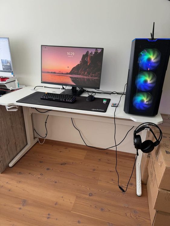 Gaming pult mit LED / Secretária de jogar com LED | Kaufen auf Ricardo