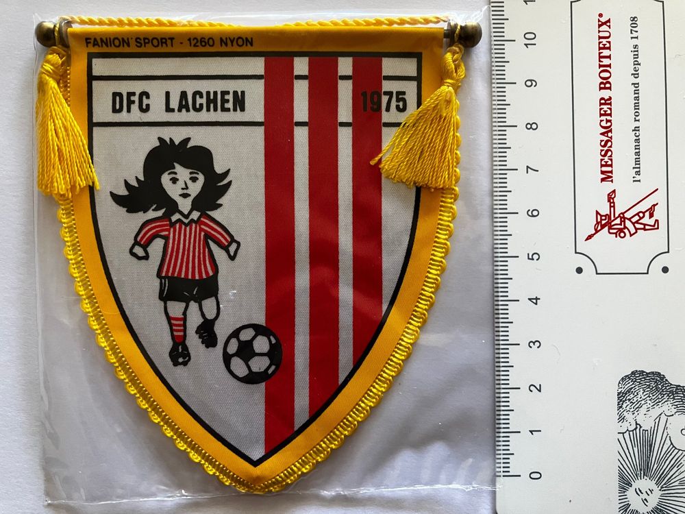 Vintage Fanion/Wimpel DFC LACHEN 1975 (Neu und originalverpackt) in Gland für CHF 5 – mit ...