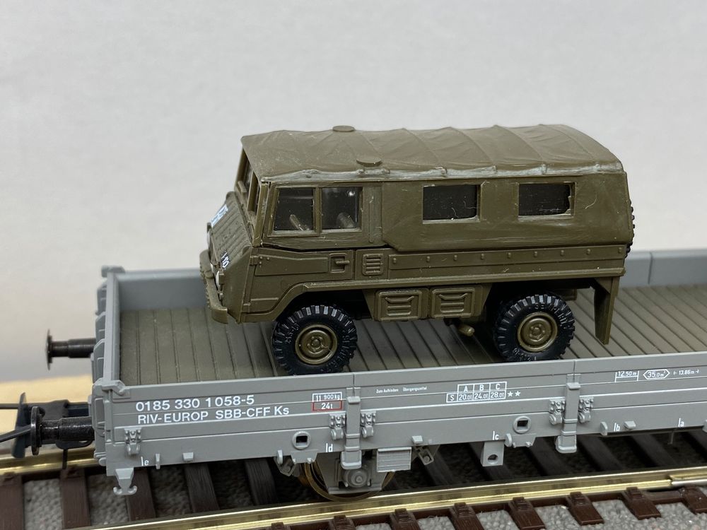 2 x Roco (H0 GS) SBB Rungenwagen Ks mit Militär-Fahrzeugen (Gebraucht) in Zürich für CHF 55 ...