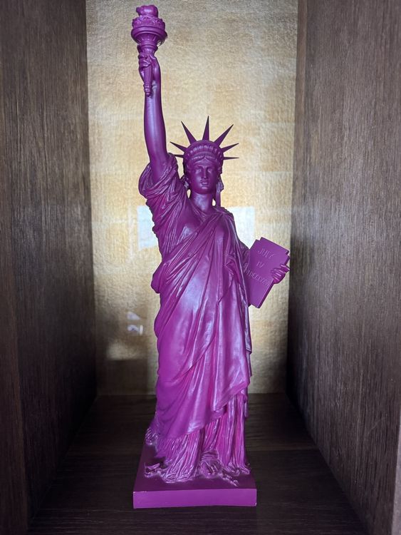Purple Statue of Liberty Arthus Bertrand (Gebraucht) in Cologny für CHF ...
