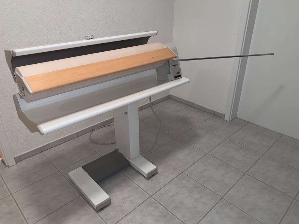 Bügelautomat / Wäschemangel von MIELE (plus neuem Bügeltuch) (Gebraucht ...