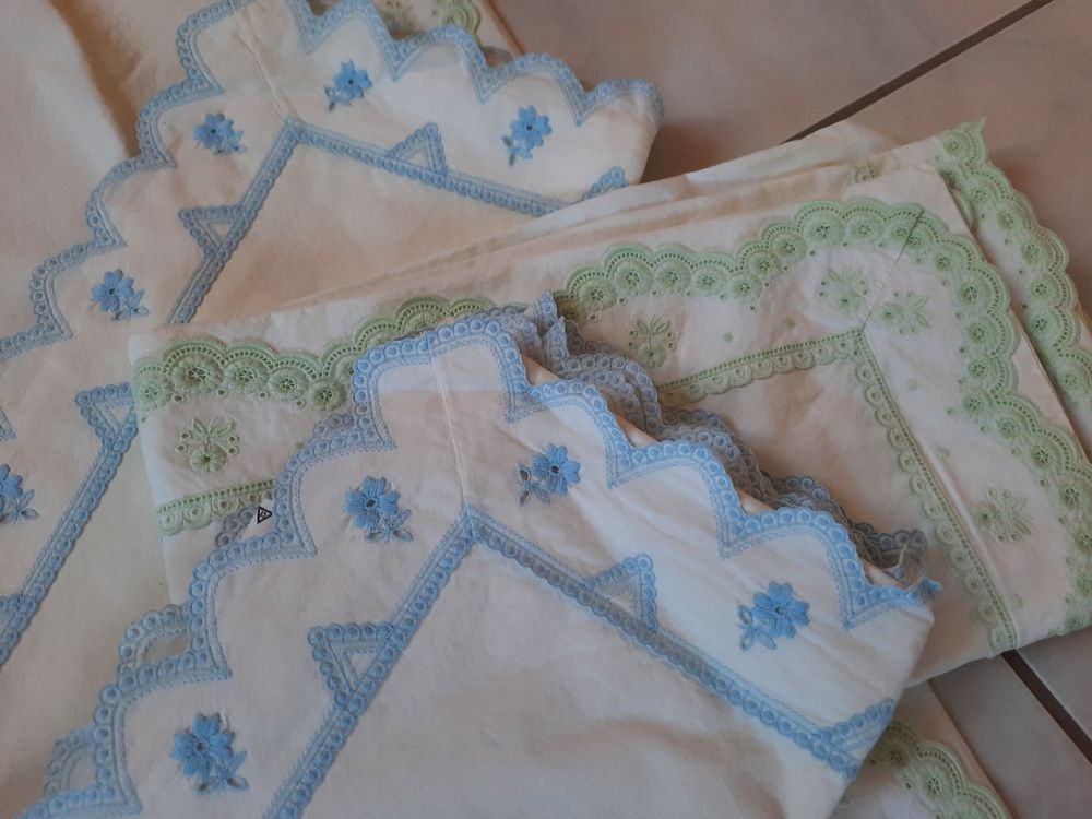 4 Anciennes TAIES D'OREILLER. 60 cm.X 60 cm. (D'occasion) à Le Locle ...