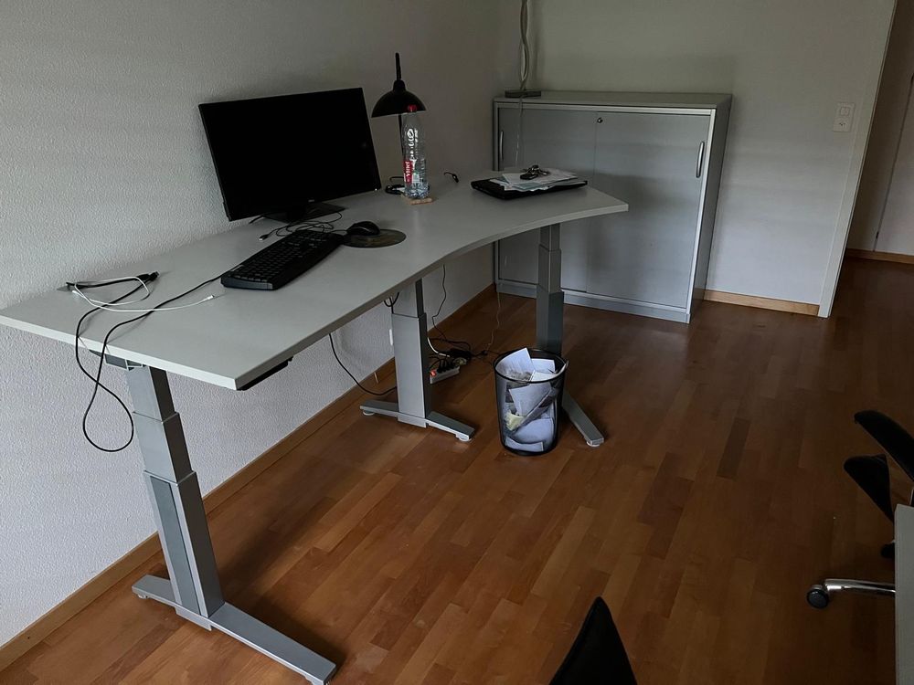 Höhenverstellbares Schreibtisch mit gebogener Oberfläche (Gebraucht) in ...