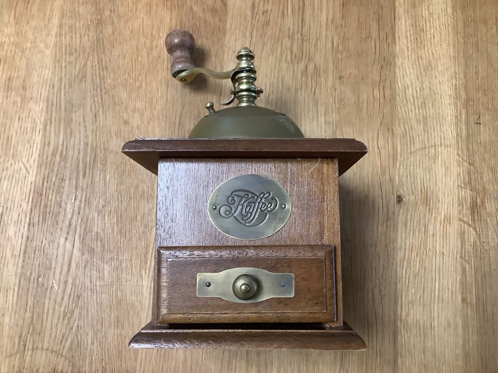 alte Kaffeemühle aus Metall und Holz,Handmühle (Gebraucht) in Fulenbach für CHF 15 – mit ...