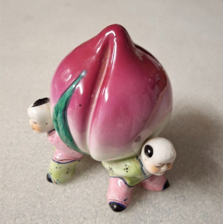 3 asiatische Jungs mit glücklichem Pfirsich (Gebraucht) in Weggis für CHF 15 – mit Lieferung auf ...