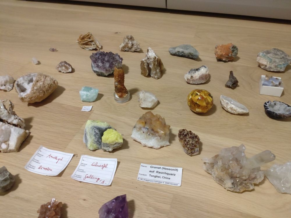 50-teilige Edelsteine / Mineralien sammlung mit Vitrine | Kaufen auf Ricardo