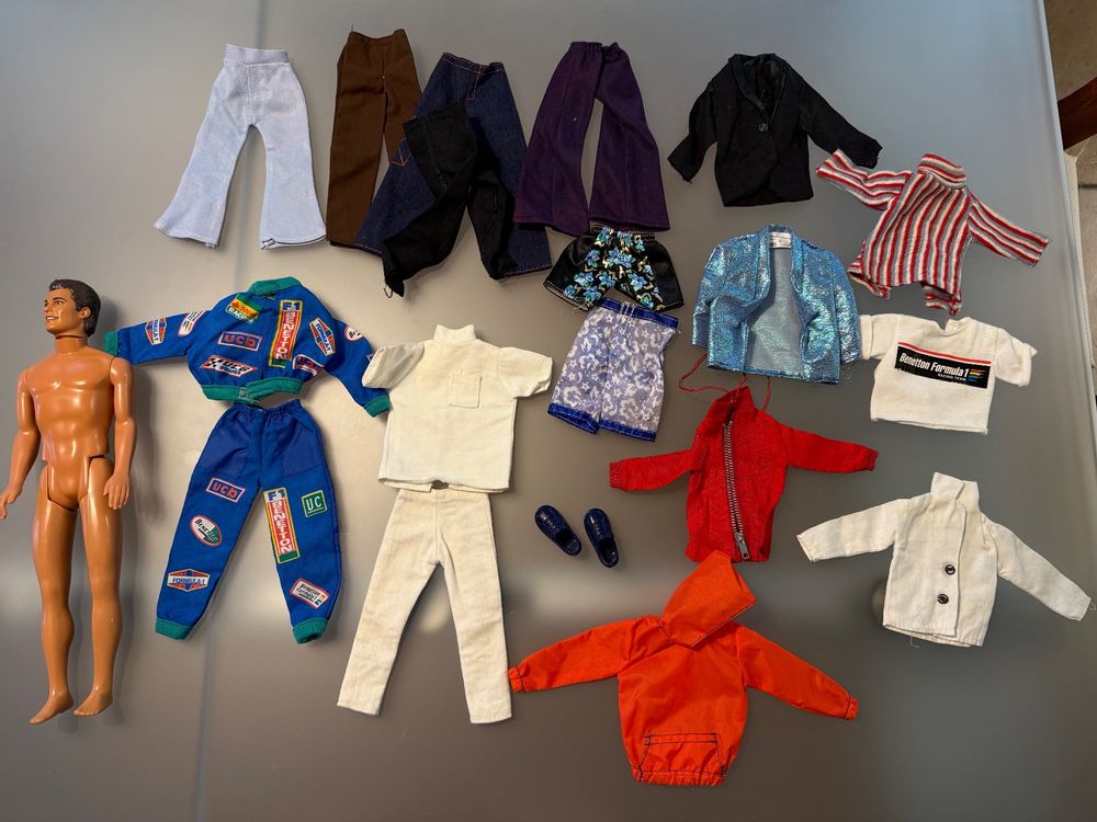 Original Ken-Puppe mit vielen Outfits (Gebraucht) in Lugano für CHF 30 ...