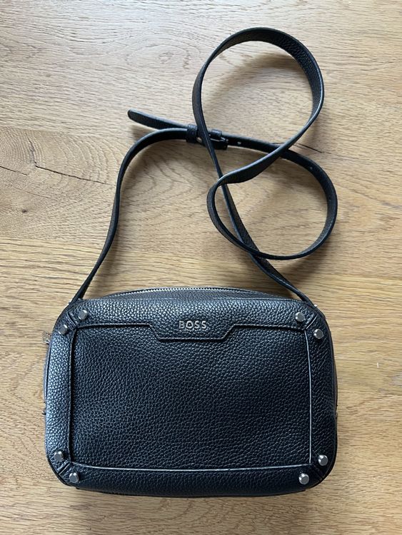 Elegante BOSS Umhängetasche Schwarz Leder Nieten | Kaufen auf Ricardo