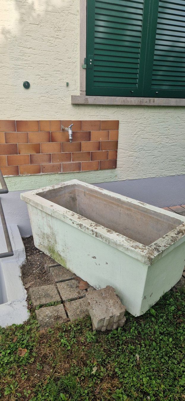 Beton Brunnentrog mit Gebrauchsspuren (Gebraucht) in Adliswil für CHF 1 ...
