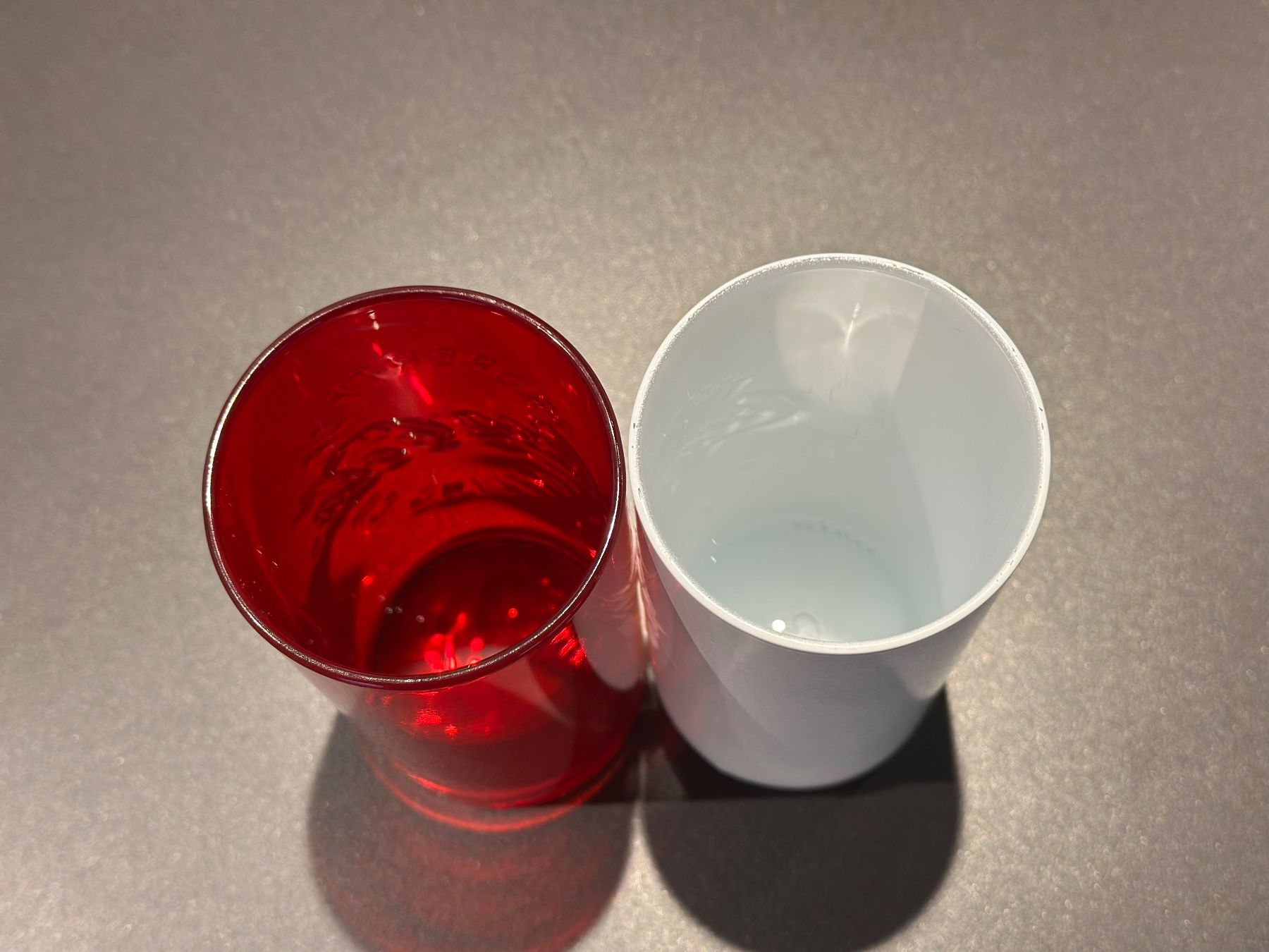 2 Coca Cola Gläser, Hutchinson Design, rot und weiss (Gebraucht) in ...