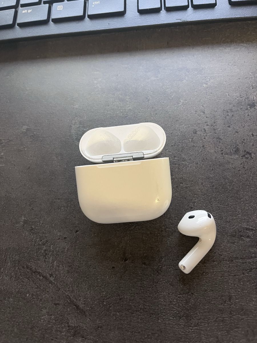Apple Airpods 4. Generation Case + rechter Airpod (Gebraucht) in ...
