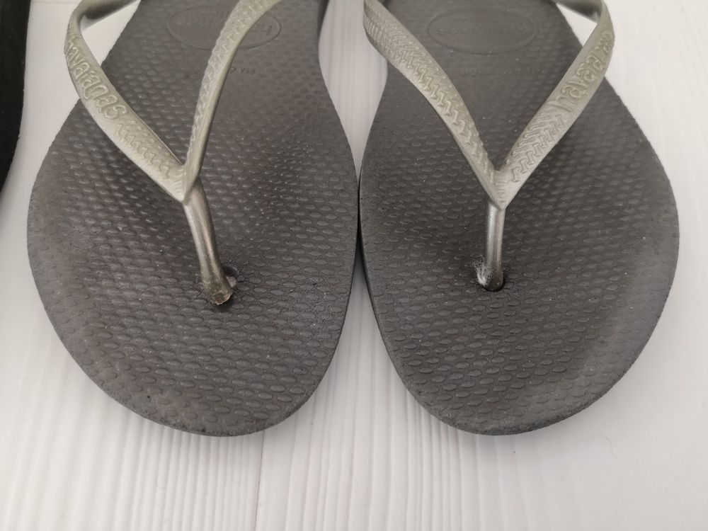 🤩2 STK: LEDER-GOLD & GUMMI FLIP-FLOPS-SCHUHE DURCHGELAUFEN (Gebraucht ...