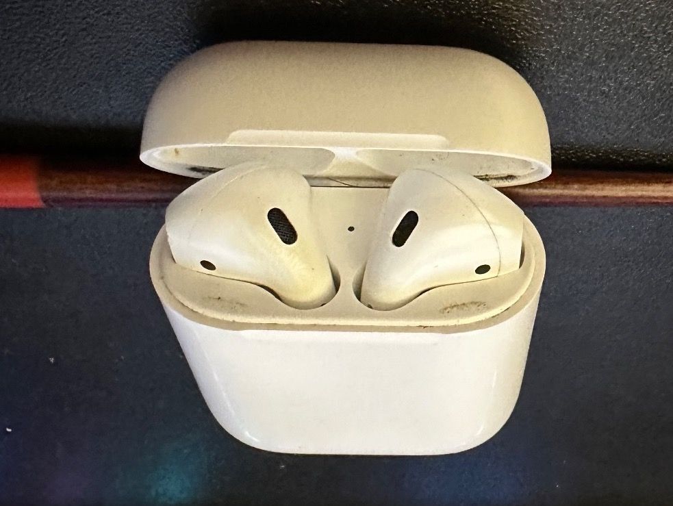 Apple Airpods 1st Generation (Defekt) in für CHF 11 – mit Lieferung auf ...