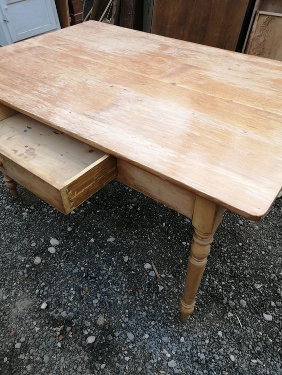 Table ancien en sapin massif avec un tiroir très stable | Kaufen auf ...