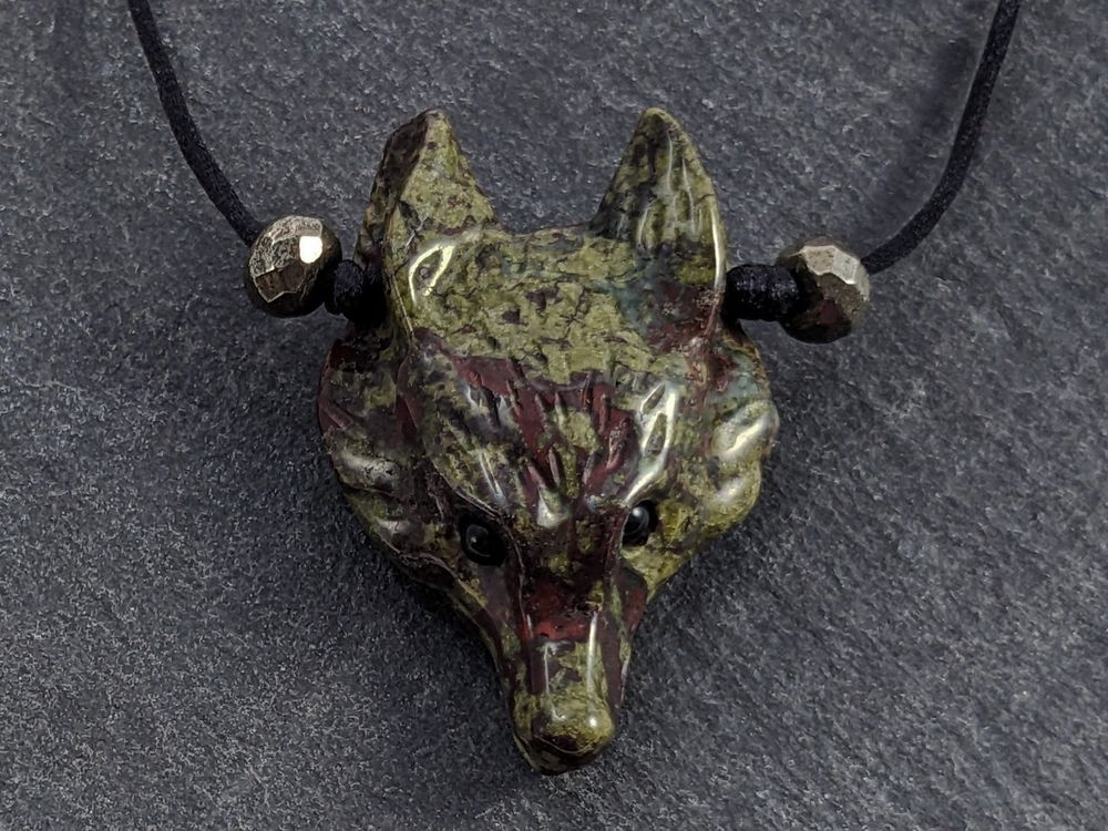 Fuchskopf/Wolfskopf Kette aus Drachenblut Jaspis (Neu und originalverpackt) in Meilen für CHF 24 ...