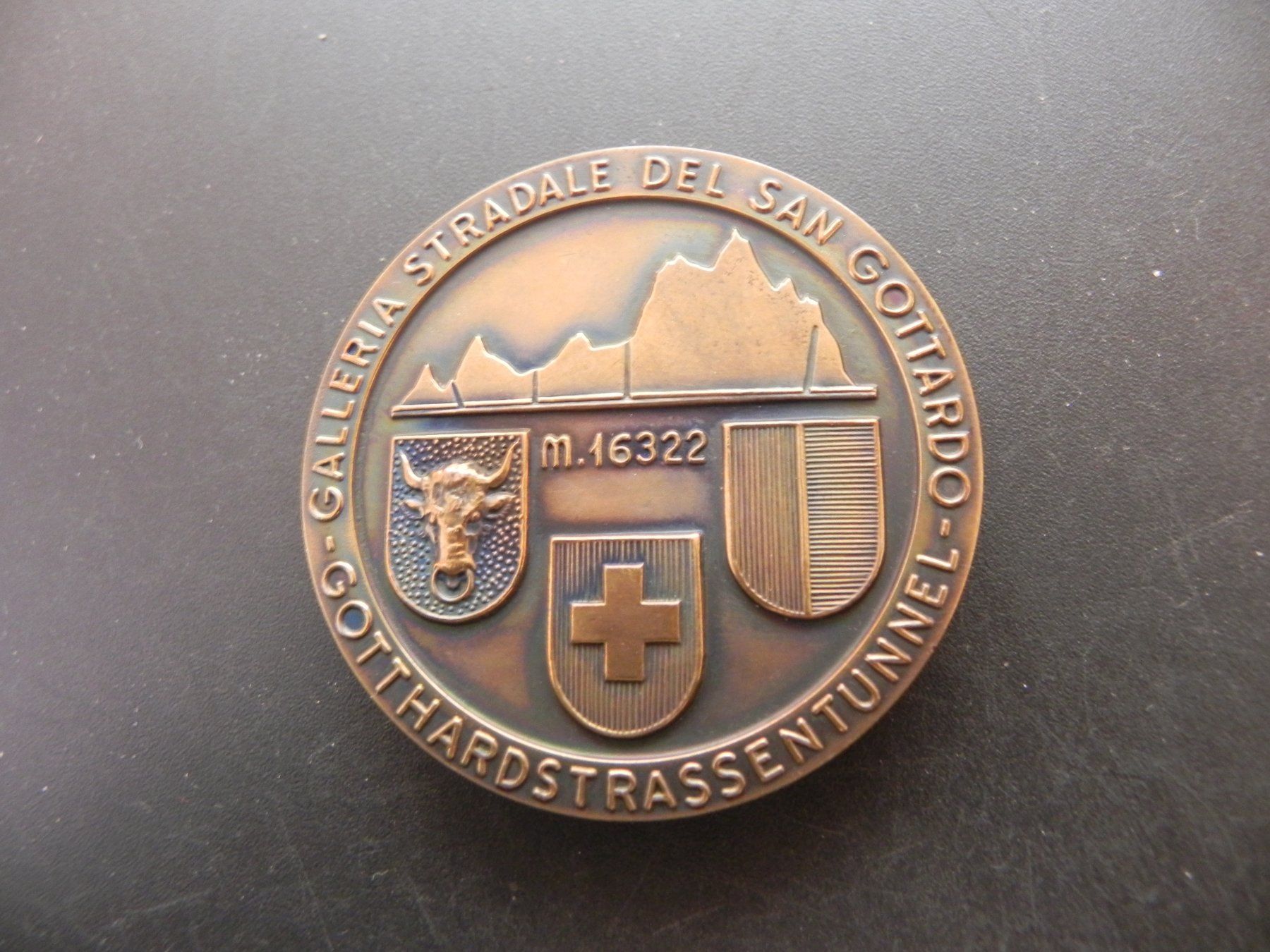 Medaille Gotthard Strassen Tunnel 1976 (Usato) a Biel/Bienne per CHF 4. ...