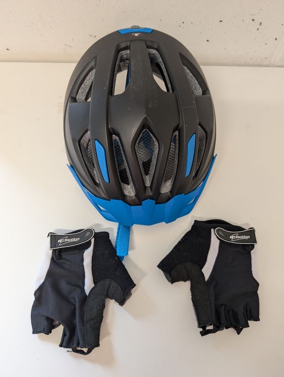 Helm mit Handschuhen / Grösse L/XL (Gebraucht) in Winterthur für CHF 2. ...