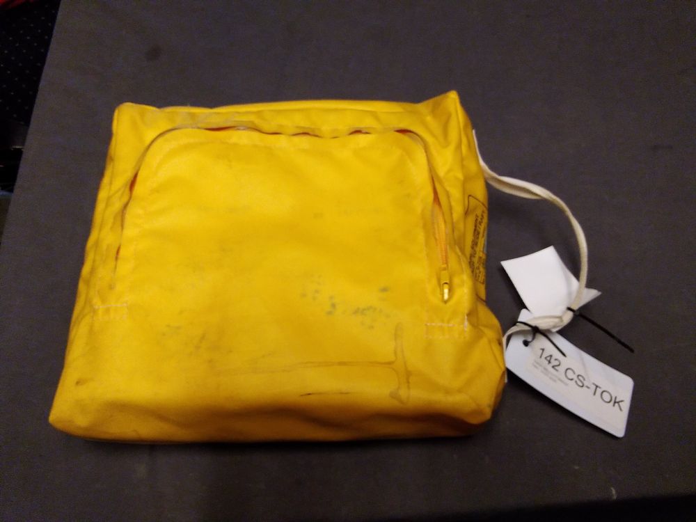 Aviatik Slide Raft Survival Kit aus A330-200 (CS-TOK) | Kaufen auf Ricardo