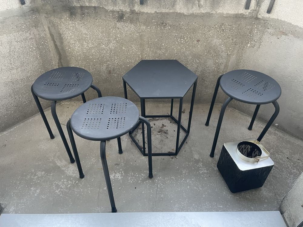 Schwarzer Metall Tisch, 3 Hocker und Windlicht Laterne (Gebraucht) in ...