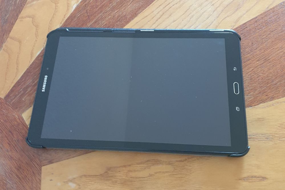 ALTES Samsung Tablet Tab A mit Lederhülle (Gebraucht) in Zürich für CHF ...
