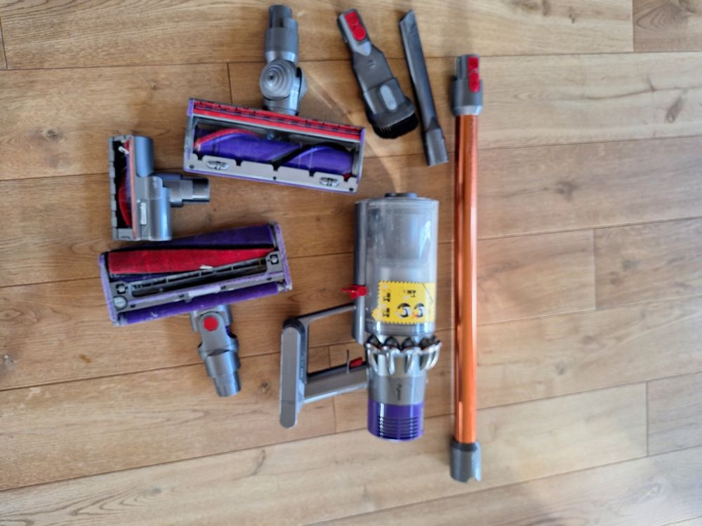 Dyson V10 Akku Defekt (Defekt) in Rickenbach für CHF 145 – nur Abholung ...