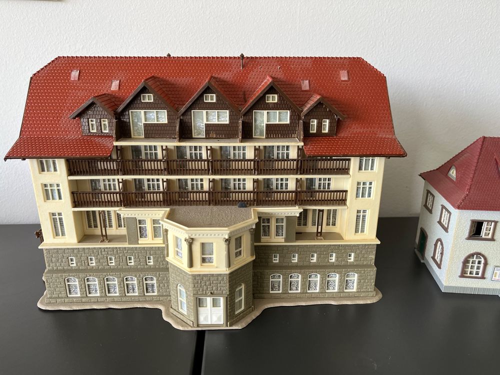 Hotel oder Wohnhaus & Rathaus passend zu Modelleisenbahn H0 | Kaufen ...