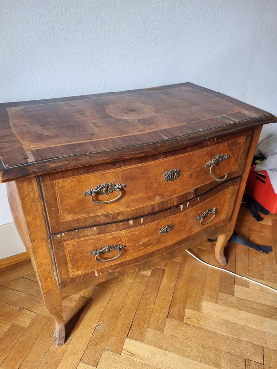 Antike Kommode mit Furnier - beschädigt | Kaufen auf Ricardo