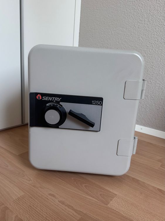 Sentry Safe 1250 (Fireproof Safe with Combination Lock) (Gebraucht) in ...