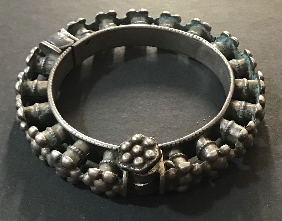 Antike Silber Armreife mit Blumen Motiv (Gebraucht) in Root für CHF 95 – mit Lieferung auf ...
