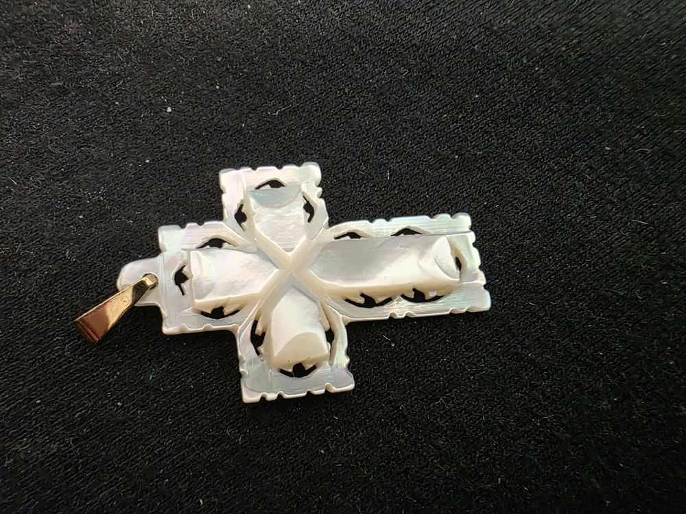 Kreuz Anhänger Perlmutt mit Goldöse 18 Karat, Handarbeit, (Gebraucht) in Wolfertswil für CHF 49 ...