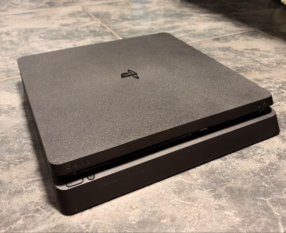 PS4 Slim 1TB in Top-Zustand mit Zubehör (Gebraucht) in Mettmenstetten für CHF 90 – mit Lieferung ...