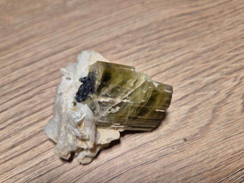 Cristal de tourmaline verte sur gangue – spécimen minéral (Gebraucht ...