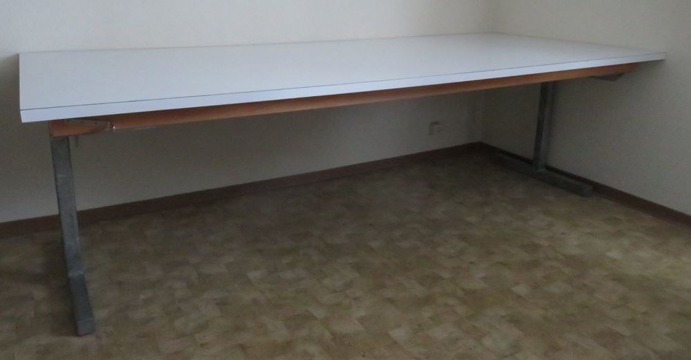 Tischblatt 1.35 m lang x 1.00 m breit dazu 2 Tischbeine (Gebraucht) in ...