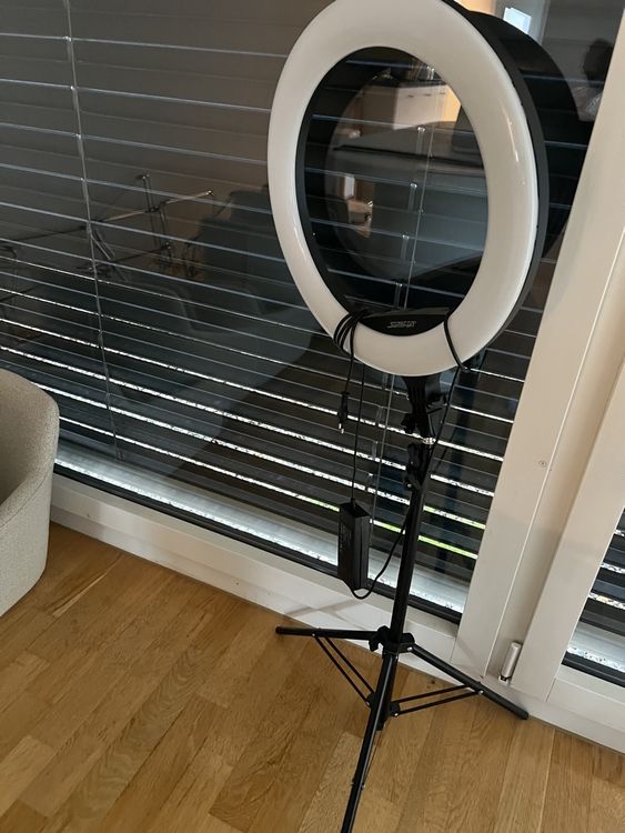 LED Ringlicht mit Stativ - Perfekt für Homeoffice & Co. (Neu (gemäss ...