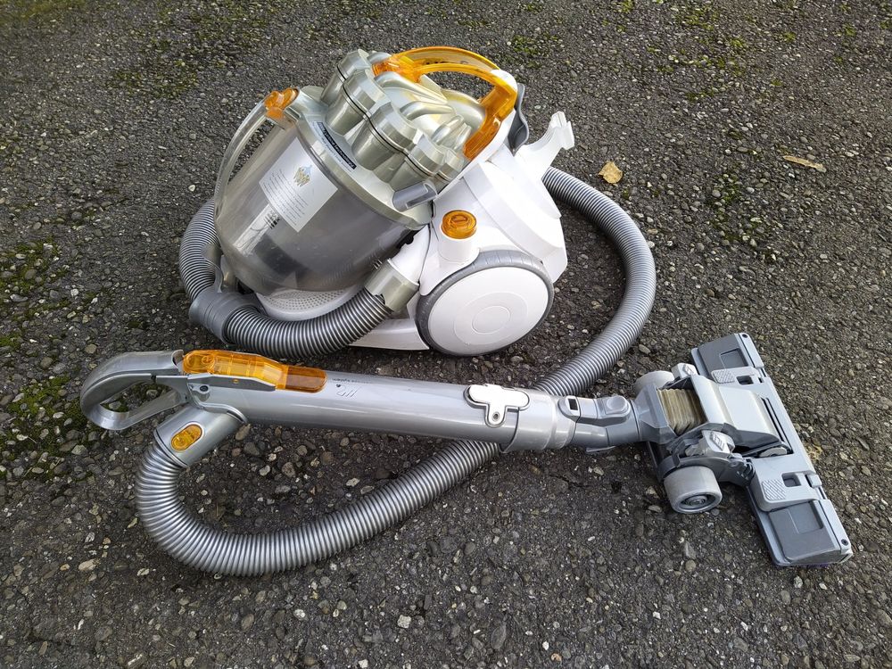 Dyson DC08 Staubsauger (Gebraucht) in Rotkreuz für CHF 48 – nur ...