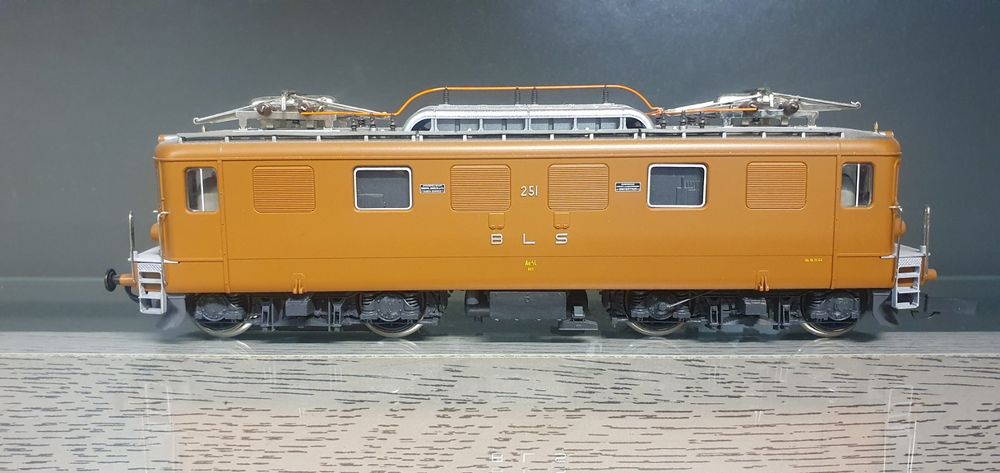 ROCO:AC: BLS Ae 4/4 251 BRAUN DIGITAL TOP/OVP (Gebraucht) in Biglen für CHF 255 – mit Lieferung ...