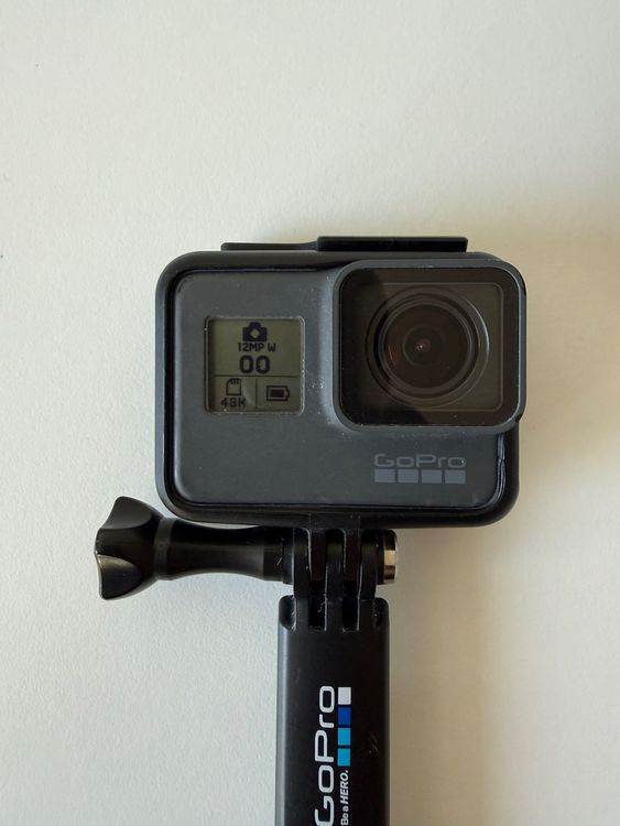 GoPro Hero 5 Black inkl. 128 Speicher und Selfie-Stick (Gebraucht) in ...