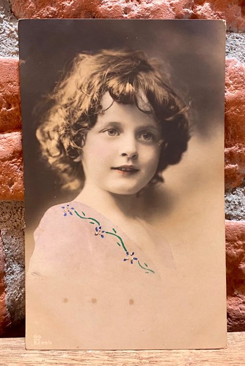 Antike Foto AK Kind - Mädchen mit weisser Bluse aus England (Gebraucht) in Root für CHF 1 – mit ...