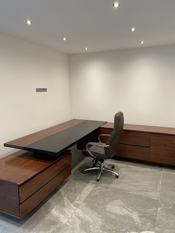 Exklusives Büro-Set mit Massivholz-Schreibtisch (Gebraucht) in Wangen ...