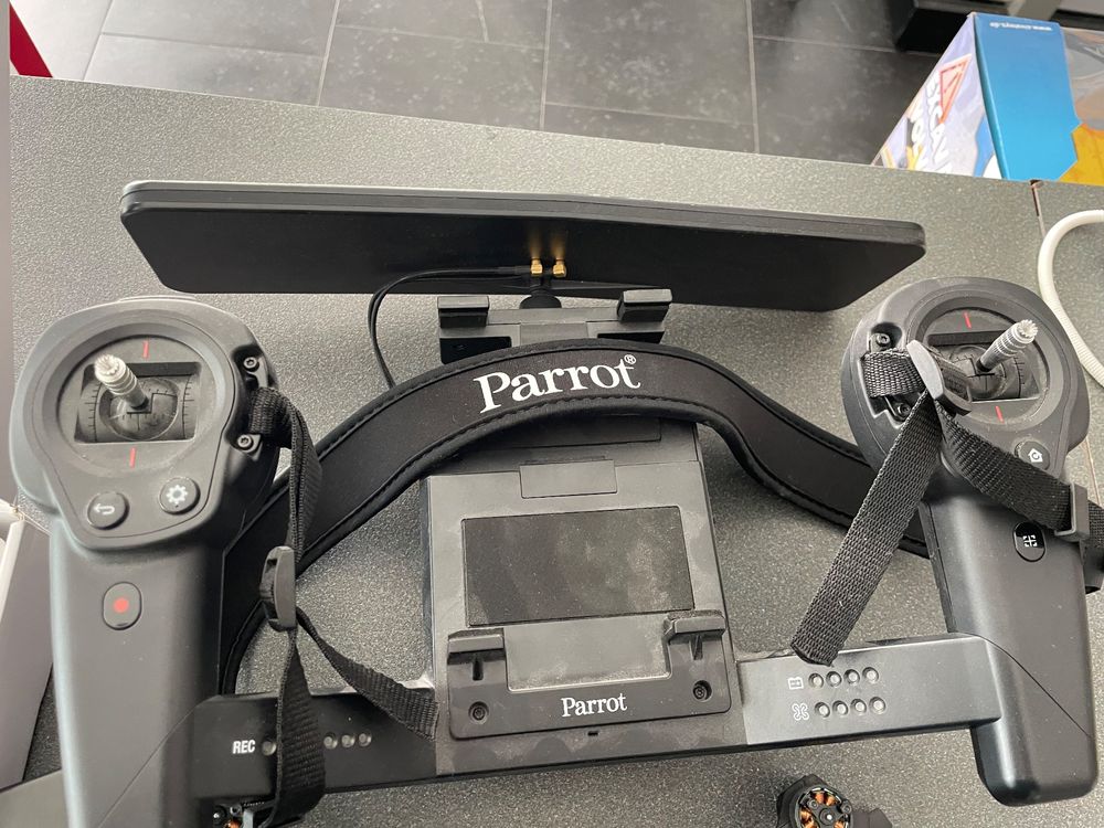 Parrot Bebop 2 Skycontroller NO AKKU (Defekt) in Chiasso für CHF 71 – mit Lieferung auf Ricardo ...