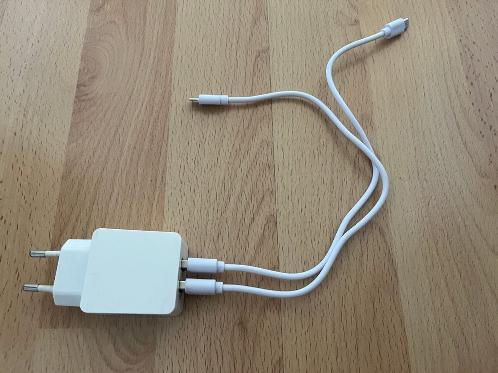 Adapter mit zwei USB -> MicroUSB Kabeln (Gebraucht) in Zürich für CHF 1 ...