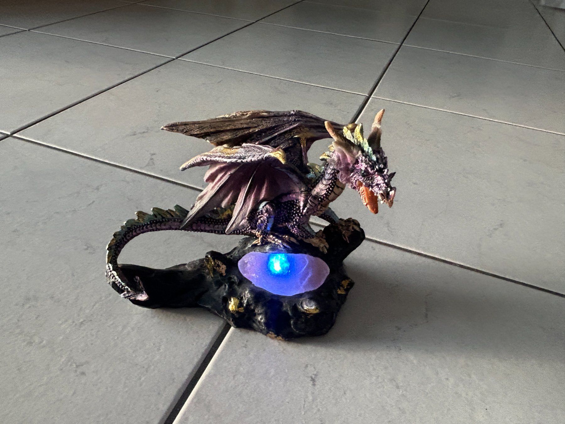 Drachenfigur,der Stein ist beleuchtet und wechselt die Farbe (Gebraucht ...